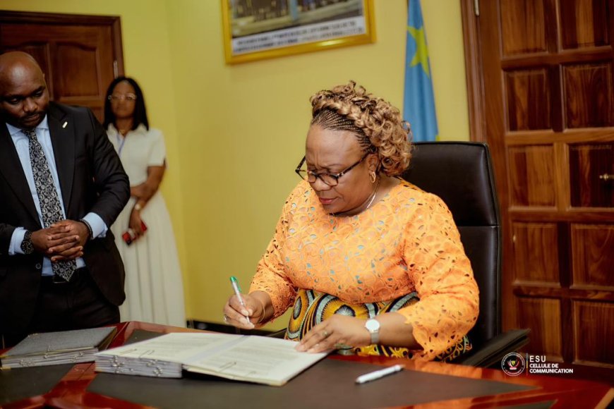 ESU : Marie-Thérèse Sombo signe le contrat pour la livraison des véhicules des professeurs ...